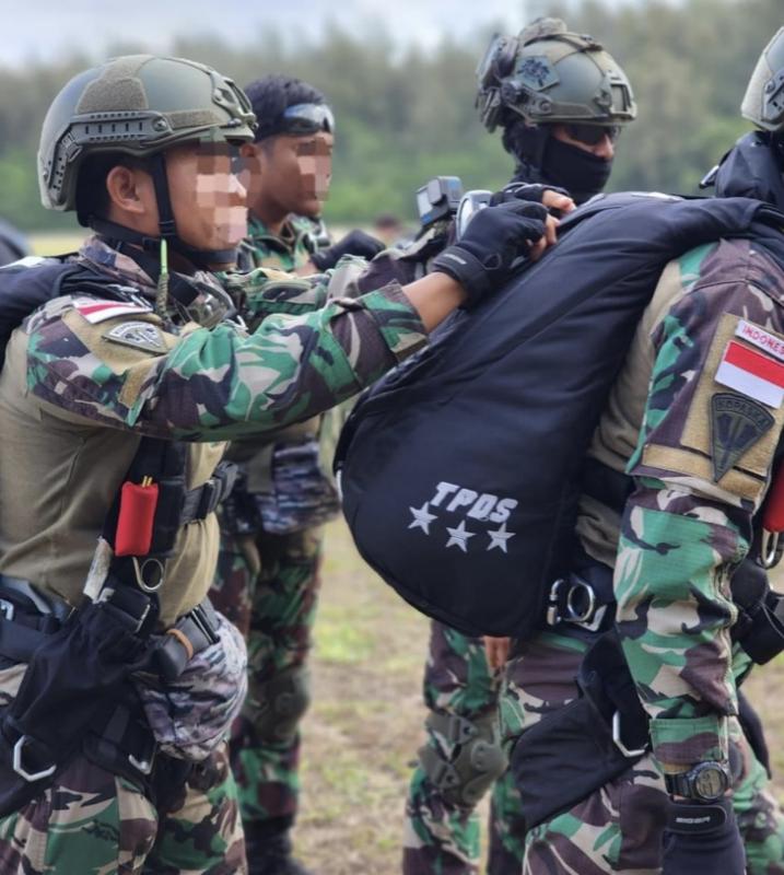 Aksi Memukau Kopaska TNI AL Berlatih Free Fall dengan Navy SEAL pada ...