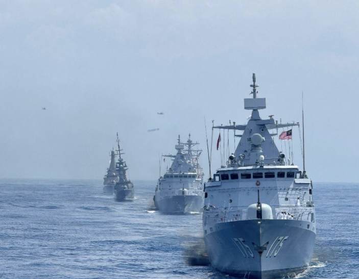 19 Kapal Perang Asing dan 19 KRI Bentuk Formasi di Laut Bali dalam 5th ...